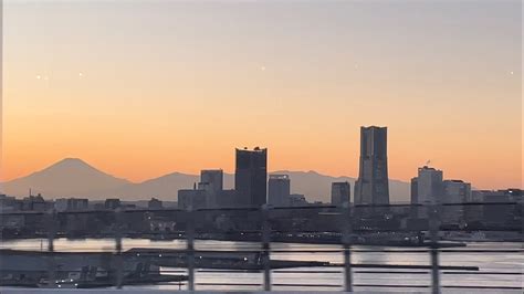 夕暮れの富士山とみなとみらい 横浜 ベイブリッジ 大黒埠頭 富士山 ランドマークタワー 夕やけ 首都高速 風景 Youtube