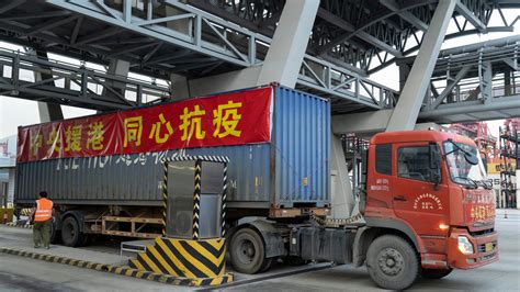 首次載貨試運順利完成 4個載防疫物資貨櫃抵臨時貨物接駁場