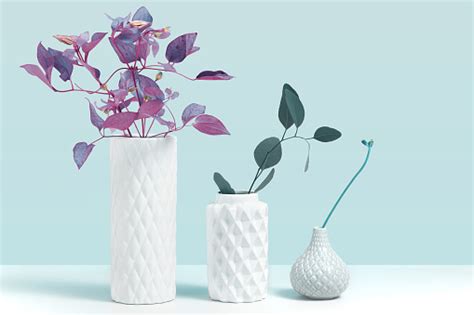 꽃병에 인기 있는 자외선 컬러 식물 파란색 배경에 대 한 회색 테이블에 서 있는 현대 흰색 세라믹 꽃병에 관 상용 식물과 모의 이미지 디자인을 위한 공간을 가진 꽃가 게를