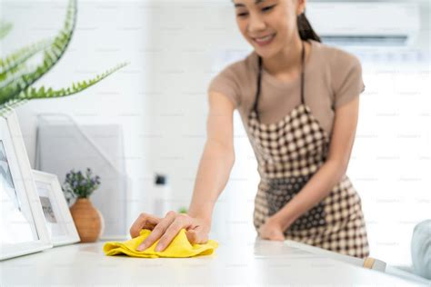 집에서 거실에서 청소하는 아시아 청소 서비스 여성 노동자 아름다운 소녀 주부 가정부 청소부는 행복하다고 느끼고 가사 가사 또는