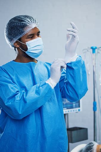 Doctor En Cirugía Hombre En Atención Médica Y Procedimiento Quirúrgico Comienzan Con Epp Para La ...