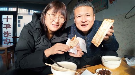 喷香哥去岳父家送猪头岳母炖了一只鸡炒六个菜陪着岳母喝一杯 YouTube