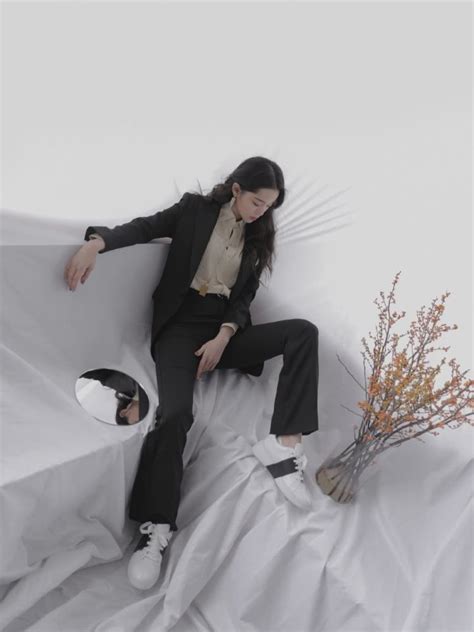 20岁欧阳娜娜走成熟风，穿格纹西装渔网袜，画燕尾眼线个性摩登国内新闻新闻时尚周刊