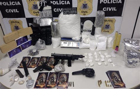 Polícia Civil descobre centro de distribuição de drogas e apreende submetralhadora no bairro