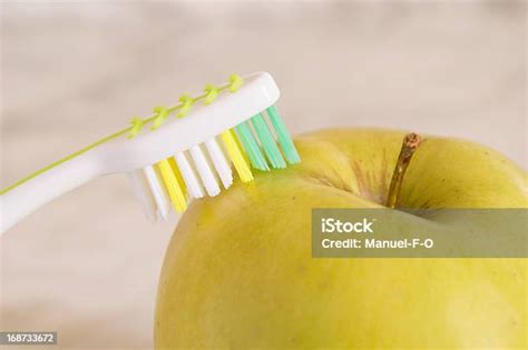 치아용 하이진 칫솔 Apple 사과에 대한 스톡 사진 및 기타 이미지 사과 칫솔 0명 Istock