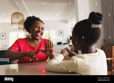 Bonne Grand Mère Afro Américaine Et Petite Fille Sourde Utilisant La