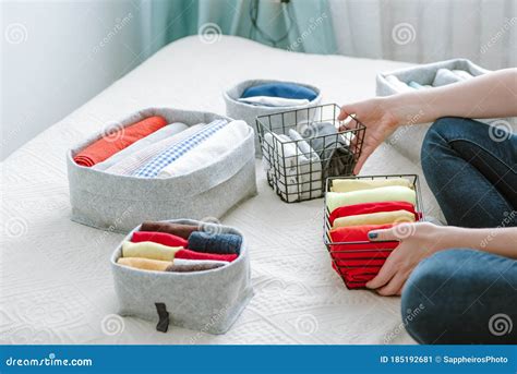 Mujer Doblando Ropa Organizando Cosas Y Lavando En Cajas Imagen De
