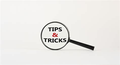 팁과 트릭 기호 팁과 트릭이라는 단어로 유리를 돋보이게 합니다 아름다운 흰색 배경 비즈니스 팁 및 트릭 개념 공간을 복사합니다 0명에 대한 스톡 사진 및 기타 이미지