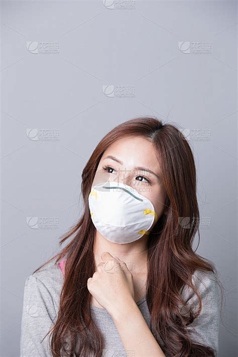 女人戴着面具