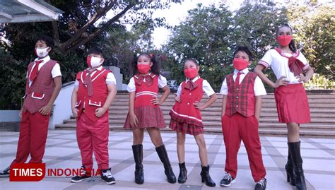 Lucu Model Kecil Ini Kenakan Desain Busana Merah Putih Peringati Hut