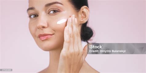 복사 공간이 있는 부드러운 분홍색 배경에 페이스 크림을 적용하는 젊은 여자 광고에 대한 스톡 사진 및 기타 이미지 광고 노화 방지 동양인 Istock