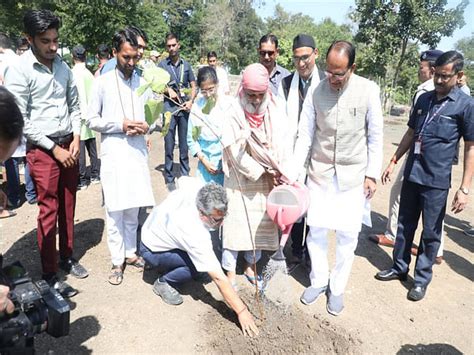 Chief Minister Chouhan Plants Saplings With Padma Shri Awardee Anil