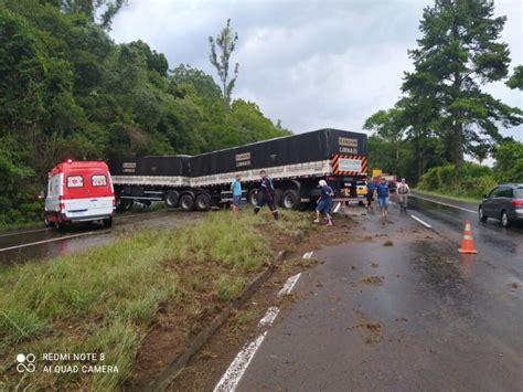 Acidente carreta deixa trânsito bloqueado na ERS entre Farroupilha e Bom Princípio