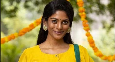 வெறும் பனியன் மட்டும் அணிந்து தனது மொத்த அழகையும் காட்டும் ‘பாரதி
