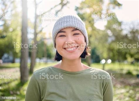 자연 미소 그리고 모험을 위한 숲에서 아시아 여성의 초상화 피트니스를 위한 자유 하이킹 운동 유산소 운동 및 하이킹을 위해 신선한 공기 평화 숲을 즐기는 소녀의 웰빙 휴식