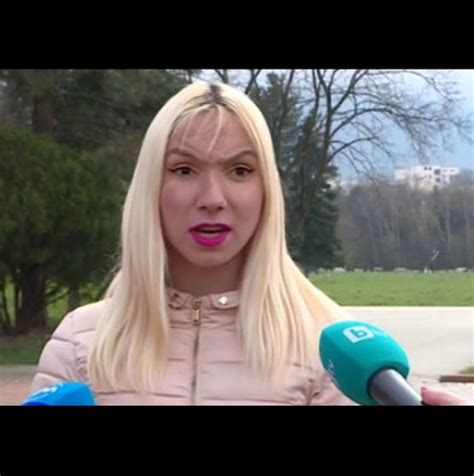 Грозно Емили Тротинетката и отбор юнаци се гаврят с момче в пловдивски мол СНИМКИ За Жената