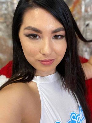 Mina Moon S Instagram Twitter Facebook On Idcrawl