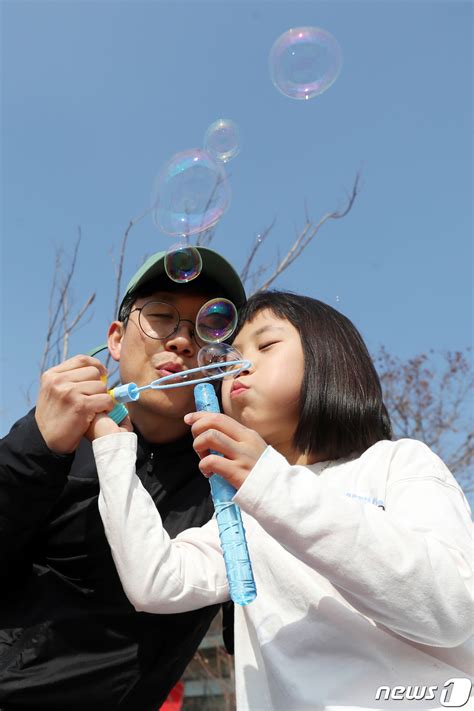 비눗방울 불며 봄을 만끽해요 네이트 뉴스
