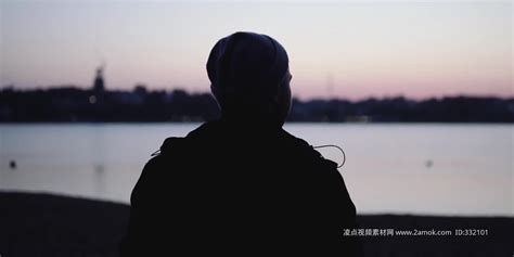 海边男人，一个人玩耍，迷茫迷失视频素材人文艺术视频素材下载高清1920x964视频素材下载凌点视频素材网编号332101