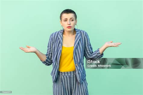 몰라요 캐주얼 스트라이프 슈트에 팔을 올리고 생각 하 고 있는 혼란 스럽 게 아름 다운 짧은 머리 젊은 세련 된 여자의 초상화