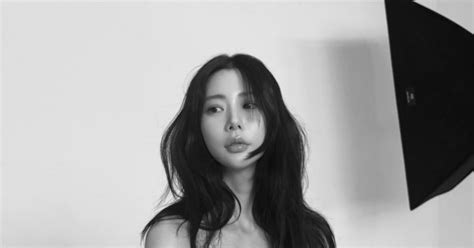 클라라 흑백 사진 속 그윽한 섹시미