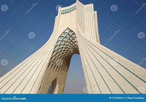 Torre De Azadi Em Tehran Foto Editorial Imagem De Leste