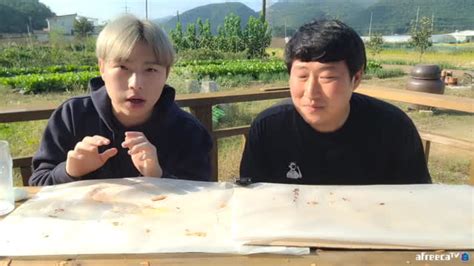 클립 🙇‍♂️방종🙋🏻‍♂️웅이x흥삼 세상제일큰 붕어빵 먹방 아프리카tv Vod
