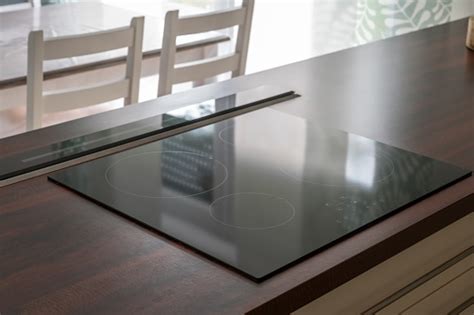 식당에서 분리된 새로운 유도 호브와 바가 있는 현대적인 주방 이동식 조리대에 대한 스톡 사진 및 기타 이미지 이동식 조리대