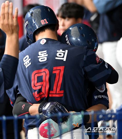 뜨거운 포옹에 브로맨스 폭발 황성빈 바람에 응답한 윤동희 한점이 이렇게 소중하다