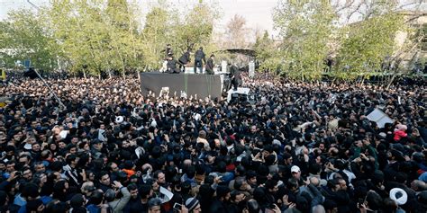 Iran Une Foule Impressionnante à Lenterrement De Lex Président