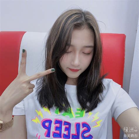 关晓彤绿洲送九宫格自拍福利 长发披肩卖萌展少女灵动