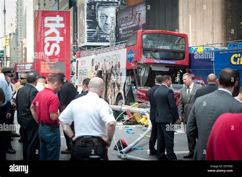 Manhattan New York Usa 5th Aug 2014 Two Double Decker Tour Buses