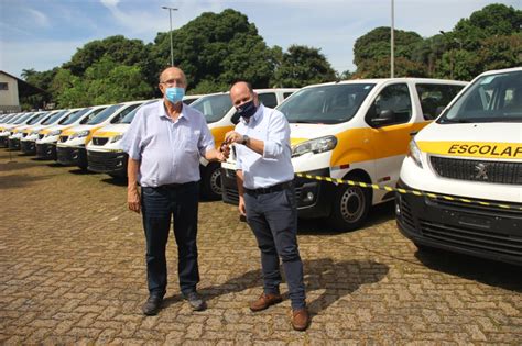 Prefeitura De Araguari Adquire Novas Vans Para O Transporte Escolar Do