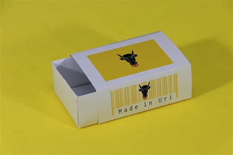 검은 배경에 바코드와 스위스의 주 색상 플래그와 흰색 상자에 우리 플래그 넣어 일치 또는 제품에 대한 종이 포장 개념에 대한