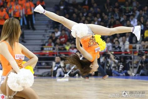 盤點CBA半程惹眼籃球寶貝 無懼露底走光大秀一字馬 每日頭條