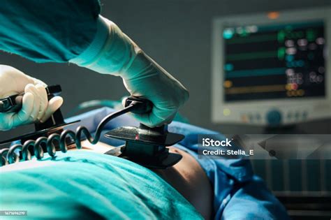 외과 의사는 병원 수술실에서 아픈 사람들의 생명을 구하기 위해 가슴 심장 환자를 펌핑하기 위해 제세동기를 손에 쥐고 수술을 하는 장비를 사용하는 수술 팀입니다 건강 관리 및