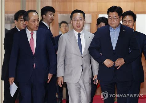 의장과 회동 마친 여야 원내대표 연합뉴스