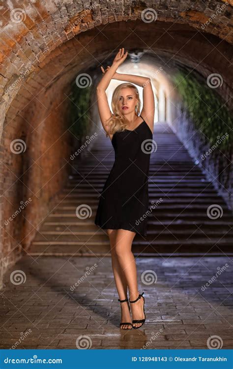 Donna Con Le Gambe Perfette Che Posano Nel Tunnel Del Castello Immagine