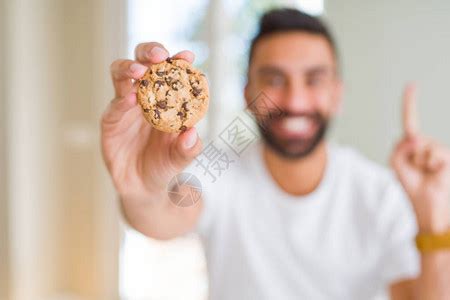在孤立的背景下吃糖甜圈的年长加大白人女惊讶于一个想法或问题高清图片下载 正版图片505680834 摄图网