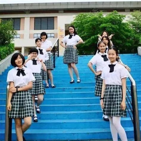 為啥貴族學校女生校服是裙子，普通學校是褲子？原因有點接地氣 壹讀