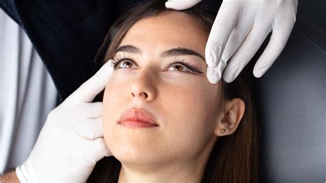 ما معنى ظهور نتوءات بيضاء على جفن العين؟ وكيف تتصرفين حيالها؟