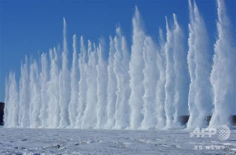 氷の柱が高さ100メートルにはじける 中ロ国境の川で氷塊爆破 写真5枚 国際ニュースAFPBB News
