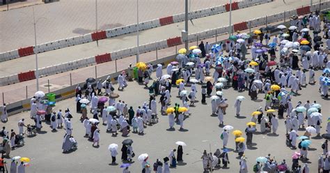 حجاج بيت الله يواصلون رمي الجمرات في أول أيام التشريق