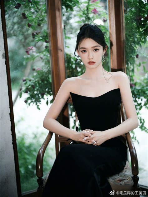 林允露背鱼尾裙，今天是不一样的all Black，再见美人鱼啦林允美人鱼新浪新闻