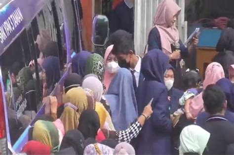 Harga Sembako Naik Emak Emak Di Sidoarjo Serbu Beras Murah