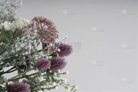 野生和美丽的花束在光的背景。