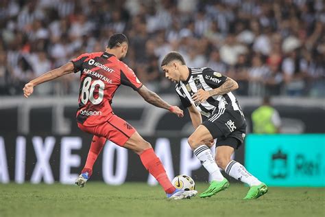Athletico vence o Galo e volta ao G4 do Brasileirão