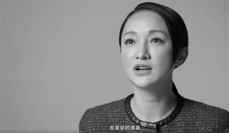 46岁周迅拍黑白大片，眼袋明显、鱼尾纹隐约可见，自然优雅老去才是真女神