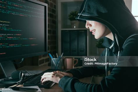 여자 온라인 시스템을 사용 하 여 디자인 인터넷 바이러스 개념에 대한 스톡 사진 및 기타 이미지 개념 개념과 주제