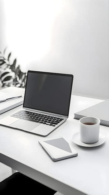 Ordinateur Portable Avec écran Vide Sur Table Blanche Avec Tasse à Café
